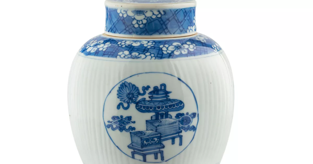 Covered ginger jar, with auspicious objects and symbols in cartouche ...