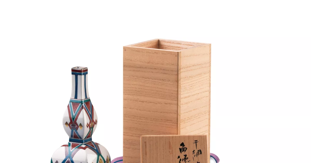 Sake bottle (tokkuri) with five colour palette (go-sai), Kutani ware ...