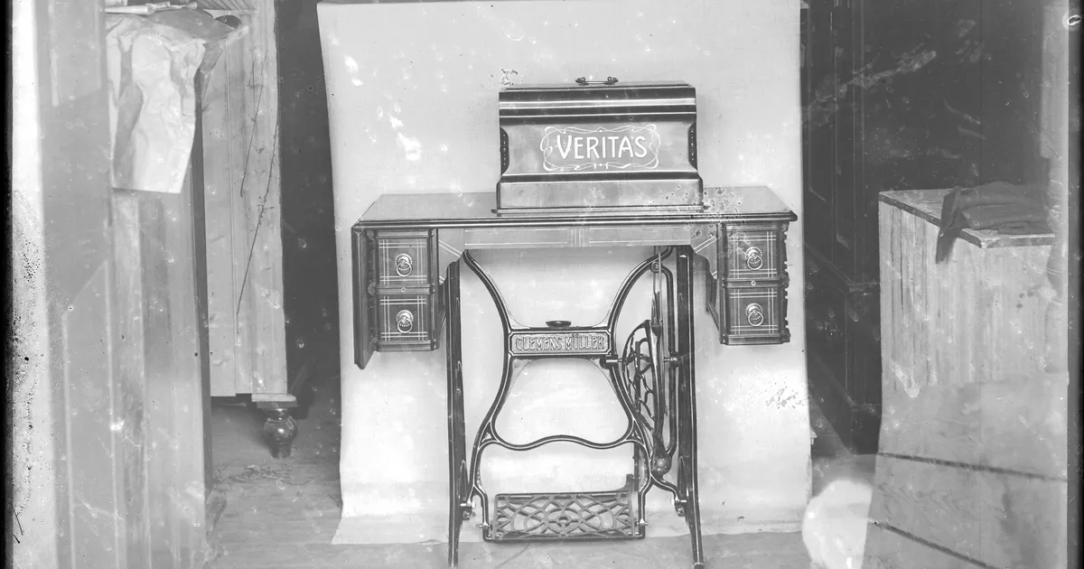 Veritas sewing machine - AGSA Collection